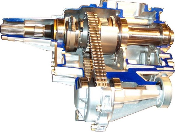 Differential in the middle with multi-disk clutch and planetary gearbox ...