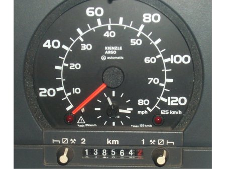 Oben im Bild ein Tacho für ein in Deutschland zugelassenes Fahrzeug.